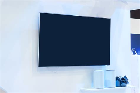 빈 Lcd 스마트 Tv 프리젠 테이션 이벤트 컨벤션 전시회 무역 박람회 및 컨퍼런스 홀에서 부스 흰색 모크 최대 파란색 배경에