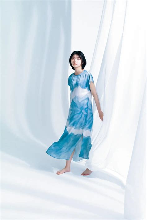 【写真 3 4枚】櫻坂46藤吉夏鈴：新センターが艶やかに カリスマ極まる！ 「マガジン」表紙 Mantanweb（まんたんウェブ）