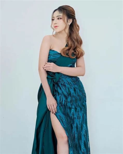 8 Portraits Of Prigel Pangayu Beautiful Dangdut Singer And Sinden Also Filling The Ost Of