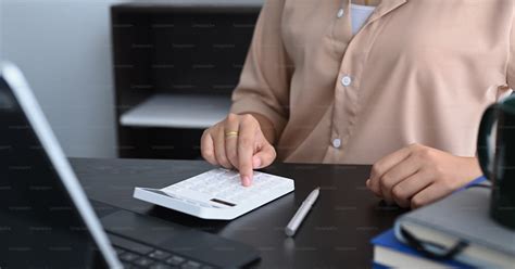 디지털 태블릿으로 작업하고 사무실 책상에서 비즈니스 데이터를 계산하는 자른 회계사 사진 Unsplash의 중소기업 이미지