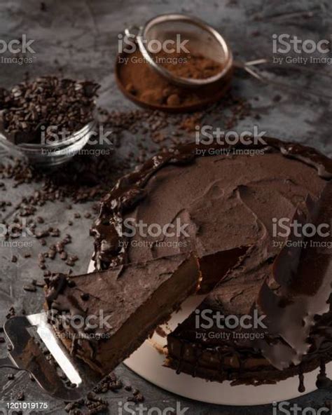 어두운 회색 배경에 원시 초콜릿 치즈 케이크입니다 건강한 유기농 디저트 파이 카카오와 초콜릿 주변 날것에 대한 스톡 사진 및 기타 이미지 Istock