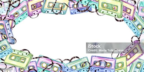 테이프가 얽힌 빈티지 카세트 테이프 여러 가지 빛깔의 오디오 카세트의 가로 프레임 흰색에 고립된 수채화 그림입니다 앨범 커버