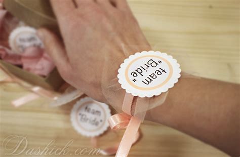 Гривни за моминско парти в прасковено Ръчно декорирани дървени кутии албуми за снимки и