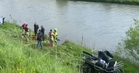Une Femme Entre La Vie Et La Mort Après Une Collision Entre Deux