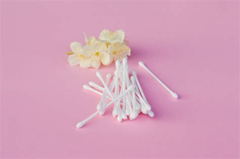 밝은 분홍색에 흰색 재스민 꽃 근처의 흰색 새싹이 닫힙니다 일상적인 뷰티 루틴을 위한 스킨케어 제품 아름다움 개념입니다 플랫