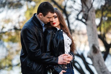 Hermosa Joven Pareja Posando En El Parque Foto Gratis