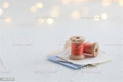 흰색 바탕에 린 넨 팩에 바늘으로 바느질을 위해 산호 색깔된 스레드 나무 보 빈 0명에 대한 스톡 사진 및 기타 이미지 0명