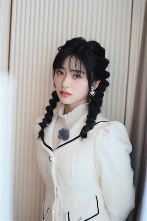 沈月小香风双马尾随拍好清新 爱心耳坠更衬幼白脸颊新浪图片