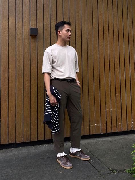 ดูไอเดียสไตล์การแต่งตัวสำหรับ「เสื้อยืด U Airism คอตตอน คอกลม ทรงหลวม、ยีนส์ ทรงกว้าง ขาสอบ