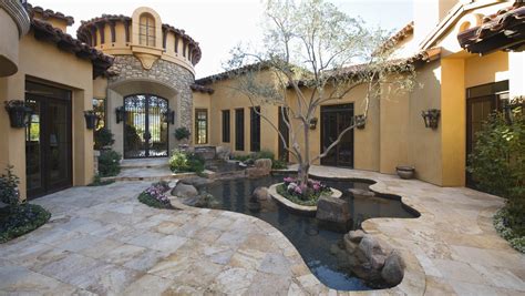 Front Yard Courtyard Ideas
