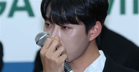 눈물 훔치는 오메가엑스 재한 Se★포토