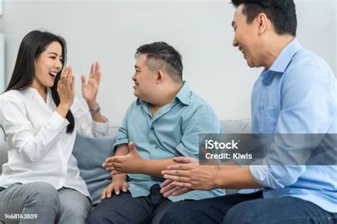 자폐증을 앓고있는 아시아 부모와 아들은 집에서 함께 여가 시간을 보낸다 행복한 가족 아름다운 사랑하는 어머니와 아버지는 집