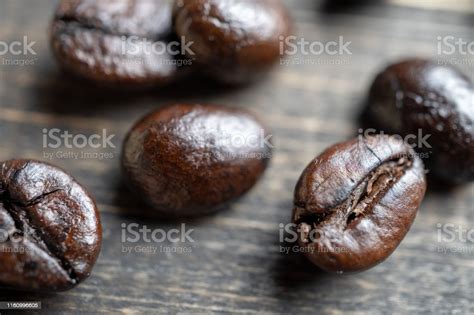 나무 테이블에 커피 콩을 닫습니다 텍스트 및 콘텐츠의 공간을 복사합니다 0명에 대한 스톡 사진 및 기타 이미지 0명 갈색 개념 Istock