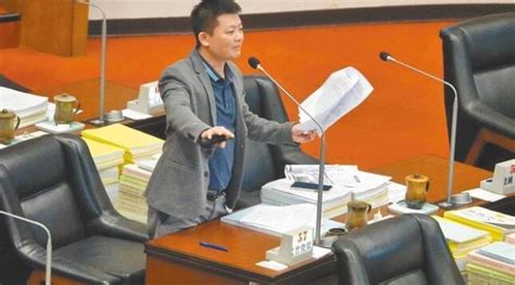 高雄市议员弃蓝投绿被批“汪精卫”与民进党蛇鼠一窝终有一天会付出惨重代价军事频道中华网