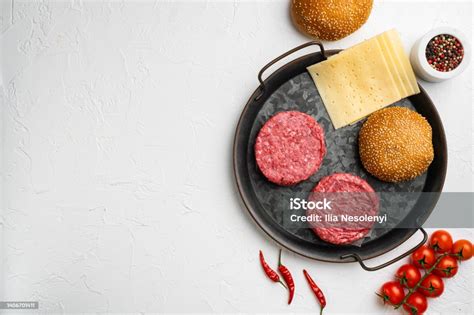 신선한 생 다진 수제 그릴 쇠고기 스테이크 버거 흰색 돌 테이블 배경 상단 뷰 플랫 레이 텍스트를위한 복사 공간 0명에 대한