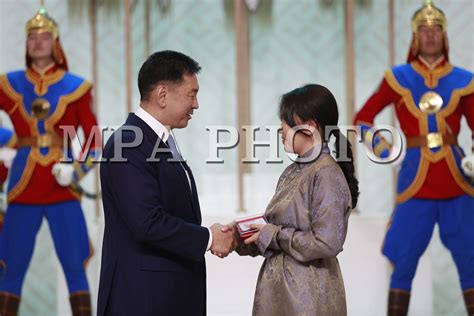 Монгол Улсын Ерөнхийлөгч У Хүрэлсүх ээжүүдэд Алдарт эхийн одон гардуулж
