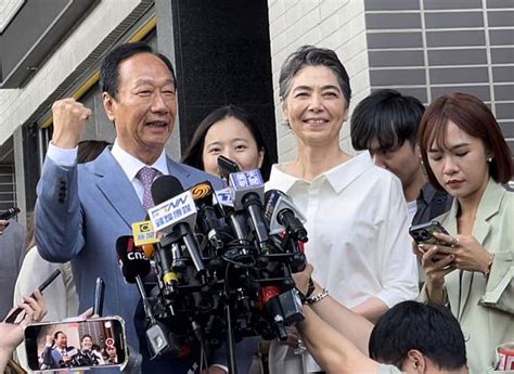 遞交連署書 郭台銘：與賴佩霞繼續奮勇向前圖 中央通訊社 Line Today