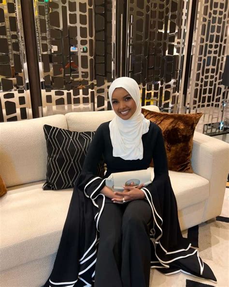 Look Elegan Halima Aden Dengan Dua Warna Klasik Id