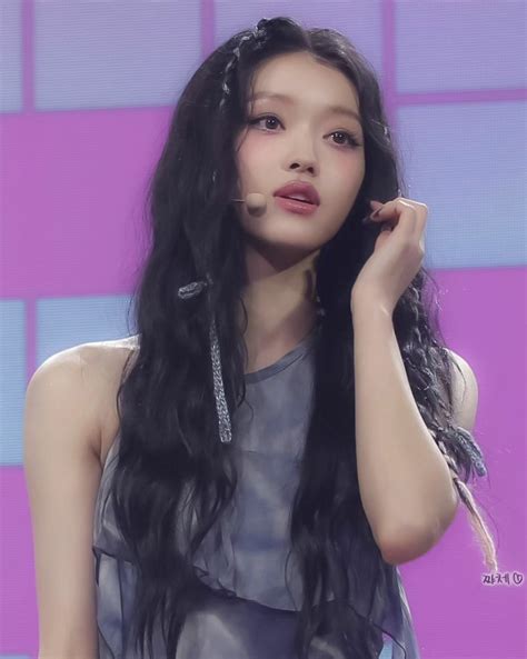 Oh My Girl Community Post 세상에서 가장 밝게 빛나는 나의 별 우리 시아누나 요즘 콘서트 준비로 많이 힘들죠 밥은 잘 먹고 다녀요😊 바쁘다고