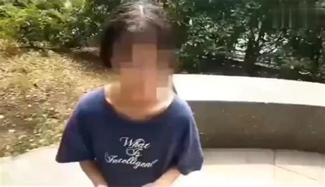 【一女孩遭多人殴打被逼下跪 江苏宜兴警方：已介入调查】近日，江苏宜兴一女孩遭殴打被逼下跪的视频引发关注。视频中有四五个女生对其骂骂咧咧，要求