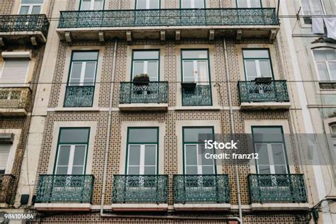 전통적인 유럽 건축 술입니다 포르투갈에서 리스본에서 거리에 전통적인 골동품 타일로 장식 된 아름 다운 오래 된 집 가정 생활에 대한 스톡 사진 및 기타 이미지 Istock