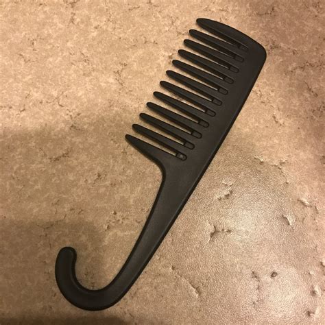 バスコーム｜daisoの使い方を徹底解説 超優秀！100均で買えるおすすめヘアブラシ！【使った商品】 ダイソー バスコーム By みぃ