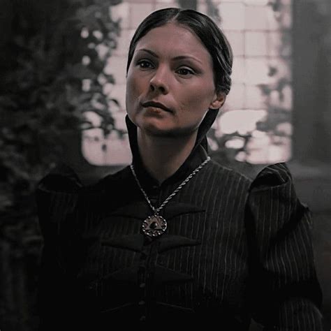 Myanna Buring Como Tissaia De Vries Em The Witcher Sugestões