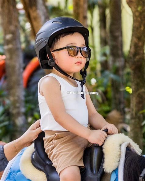 7 Potret Cipung Naik Kuda Poni Milik Rafathar