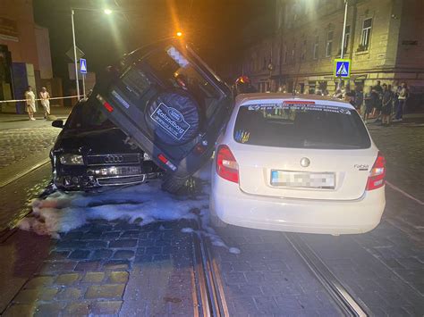 Внаслідок потрійної ДТП у Львові травмована жінка