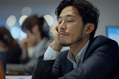 办公室里打瞌睡的商务男士高清图片下载 正版图片601053810 摄图网