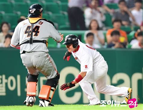 포토 Sk 2번째 런다운 김성현 찬스 살리기 힘드네