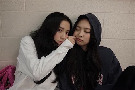 Blackpink S Jennie And Jisoo Shock Blinks With A Sexy Moment During The Born Pink Tour