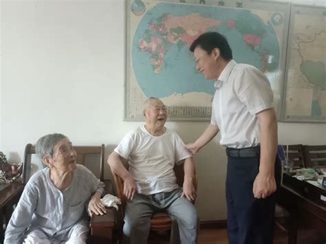 校领导带队走访慰问学校教职工