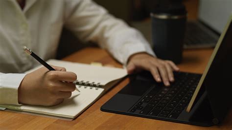 나무 테이블에 태블릿으로 작업하는 동안 노트북에 메모를 복용 여성 노트북에 대한 스톡 사진 및 기타 이미지 노트북 노트북 사용하기 디지털 태블릿 사용하기 Istock