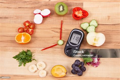 시계 건강 한 아침 식사 개념에 대 한 식 생활의 모양에 야채와 과일 포도 당 미터 당뇨병에 대한 스톡 사진 및 기타 이미지