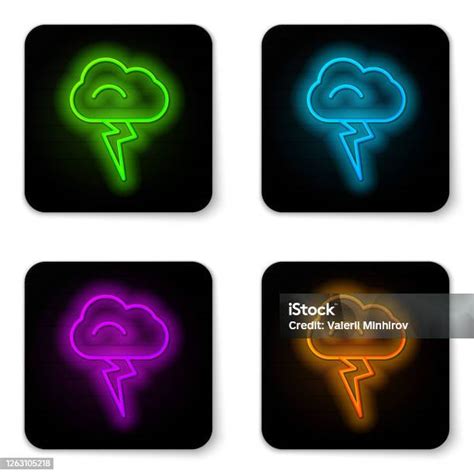 흰색 배경에 격리 된 빛나는 네온 라인 스톰 아이콘 구름과 번개 기호 폭풍의 날씨 아이콘 검은 색 사각형 버튼 벡터 일러스트레이션 0명에 대한 스톡 벡터 아트 및 기타
