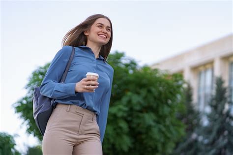 Closeup Mujer Atractiva En Movimiento Con Café Para Llevar En Las