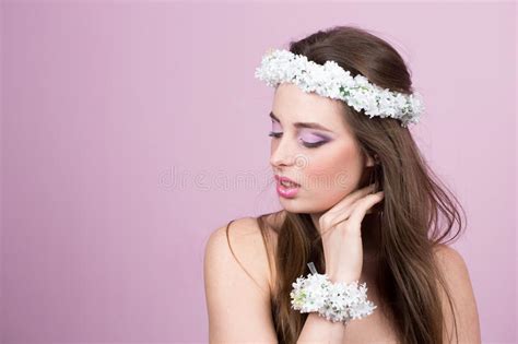 Modelo Joven Con Las Flores Brillantes En Su Cabeza Imagen De Archivo