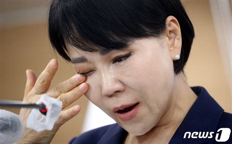 눈물 훔치는 전현희 위원장 네이트 뉴스