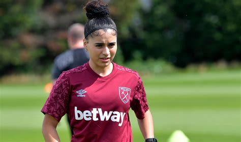 Jacynta Galabadaarachchi Wins Big At Pfa Scotland Awards
