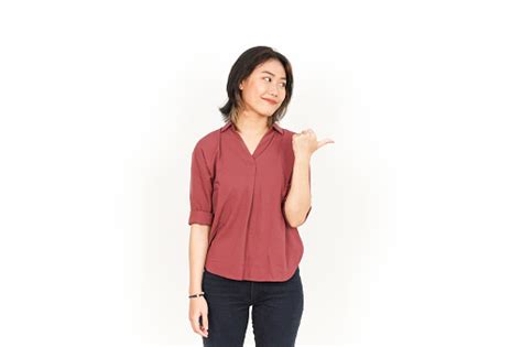 흰색 배경에 고립 된 아름다운 아시아 여성의 엄지 손가락으로 표시하고 가리키는 측면 제품 18 19세에 대한 스톡 사진 및 기타