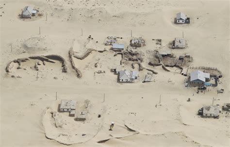 砂に埋もれかかった廃屋で遊ぶ子どもたち＝2018年4月、カザフスタン・アケスペ村、川村直子撮影（1126）－船の墓場：朝日新聞デジタル