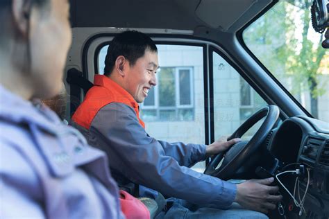 20多岁高清图片 车内的物流工作人员和顾客 人像图片免费下载 jpg格式 5472像素 编号69402465 千图网