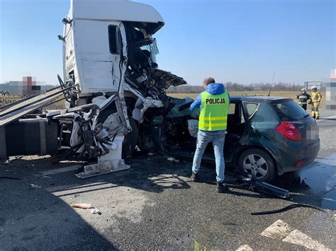 Wypadek z udziałem nieoznakowanego radiowozu na krajowej dziesiątce