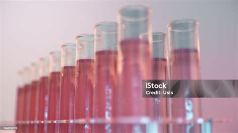 과학 실험실 연구 의료 기술 개발 생명 공학의 돌파구 연료로 시험관 내부의 붉은 액체 생명 공학 유리 제품 플라스크 시험관 3d 일러스트레이션 3차원 형태에 대한 스톡 사진
