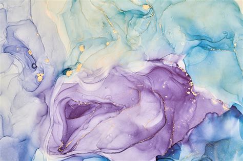 알코올 잉크 기술의 천연 고급 추상 유체 예술 그림 부드럽고 꿈꾸는 벽지 투명한 파도와 황금 소용돌이를 만드는 색상의 혼합물 포스터용 기타 인쇄물 건강관리와 의술에 대한