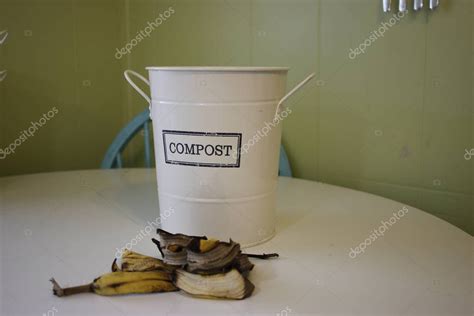 Un Cubo De Compost Etiquetado Con C Scaras De Pl Tano En La Parte