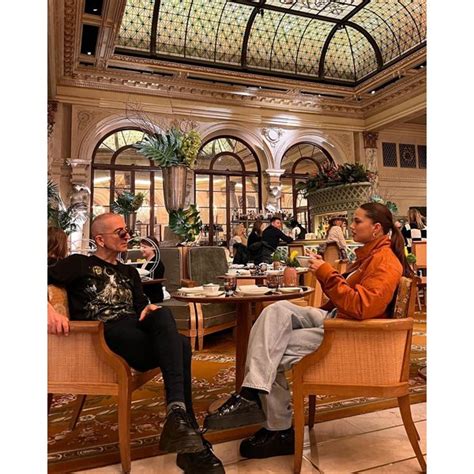 Mentrend Дара и Дони пият кафе в 5 звездния “Плаза” в Ню Йорк където е сниман “Сам вкъщи”