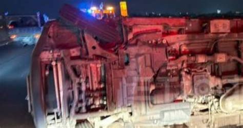 88快速道路傳追撞貨車側翻畫面曝 1男彈飛墜6公尺橋斷魂