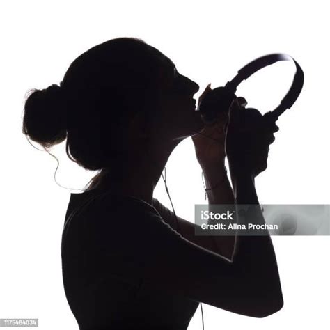 여자의 실루엣 헤드폰에 넣어 음악을 듣고 흰색 고립 된 배경에 젊은 음악 애호가의 머리 프로필 Mp3 플레이어에 대한 스톡 사진